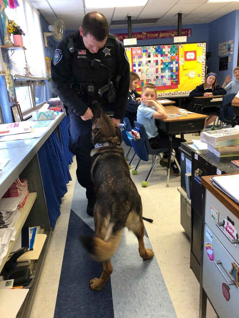Dogger the Dare Dog visits 5th Grade!!! – St. Linus School